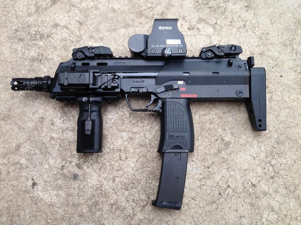 MP7A1 na podłodze - Zdjęcie stockowe redakcyjne © ztudiototo #50378803