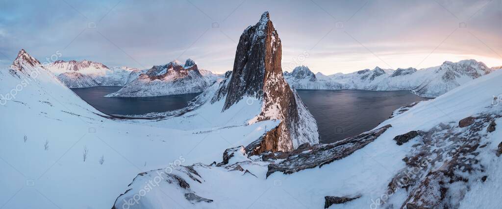 Vista panorámica desde el monte Hesten en la icónica montaña Segla al ...