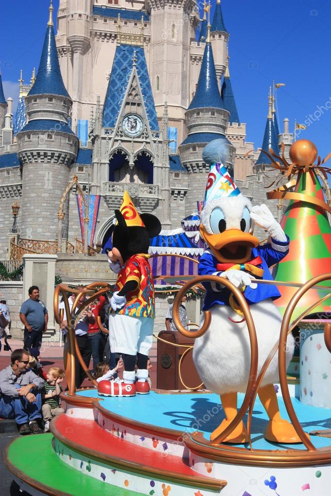 Donald Duck in Disney World – Stock Editorial Photo © ezarubina #26145709