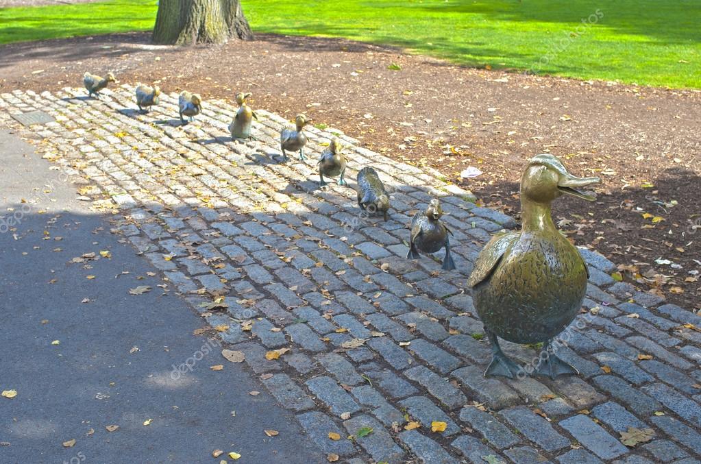 Mommy Duck and Eight Little Ducks as the Symbol of Boston locat — Stock ...