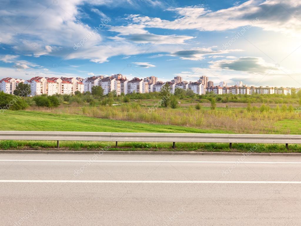 Seitenansicht von Straße und Stadtbild im Hintergrund — Stockfoto ...