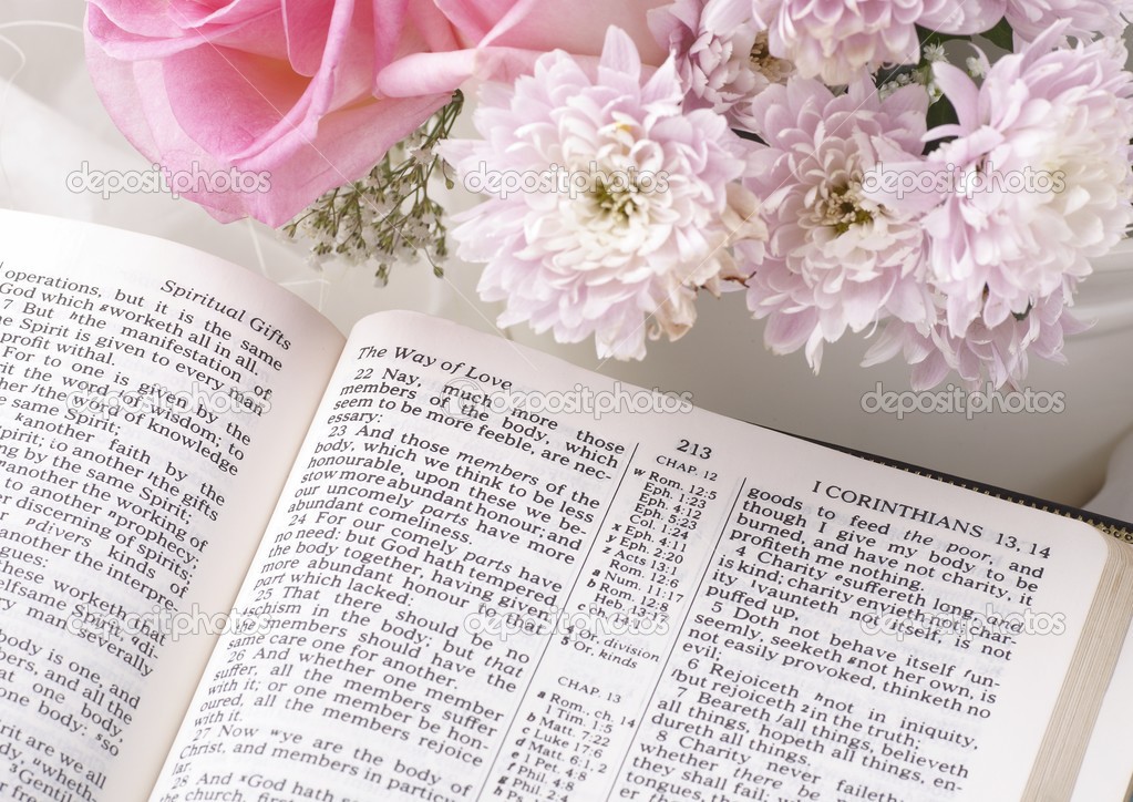 Santa Biblia y flores . — Foto de stock © MKucova #27202183