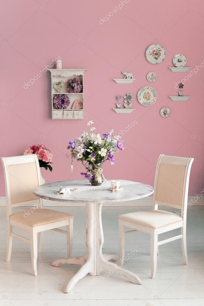 Comedor interior con flores placas decorativas pared azul un 2023