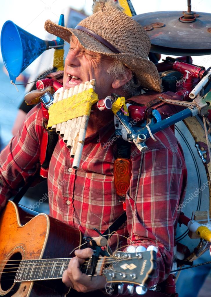 One man band – Stock Editorial Photo © d.images #38933871