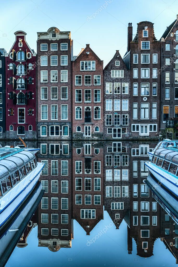 Amsterdam City Scene, típicas casas holandesas y su reflejo en el canal ...