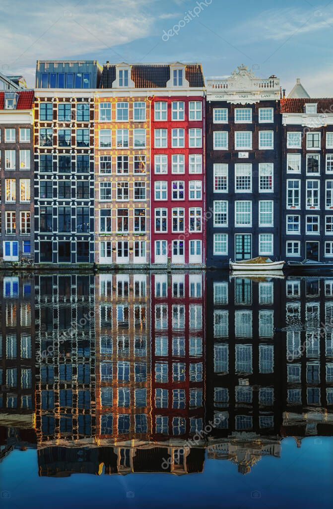 Amsterdam City Scene, típicas casas holandesas y su reflejo en el canal ...