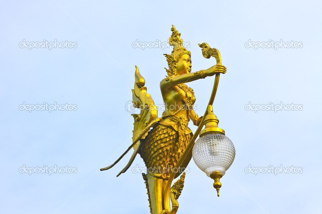 Un poste de iluminación Kinnari dorado 2023