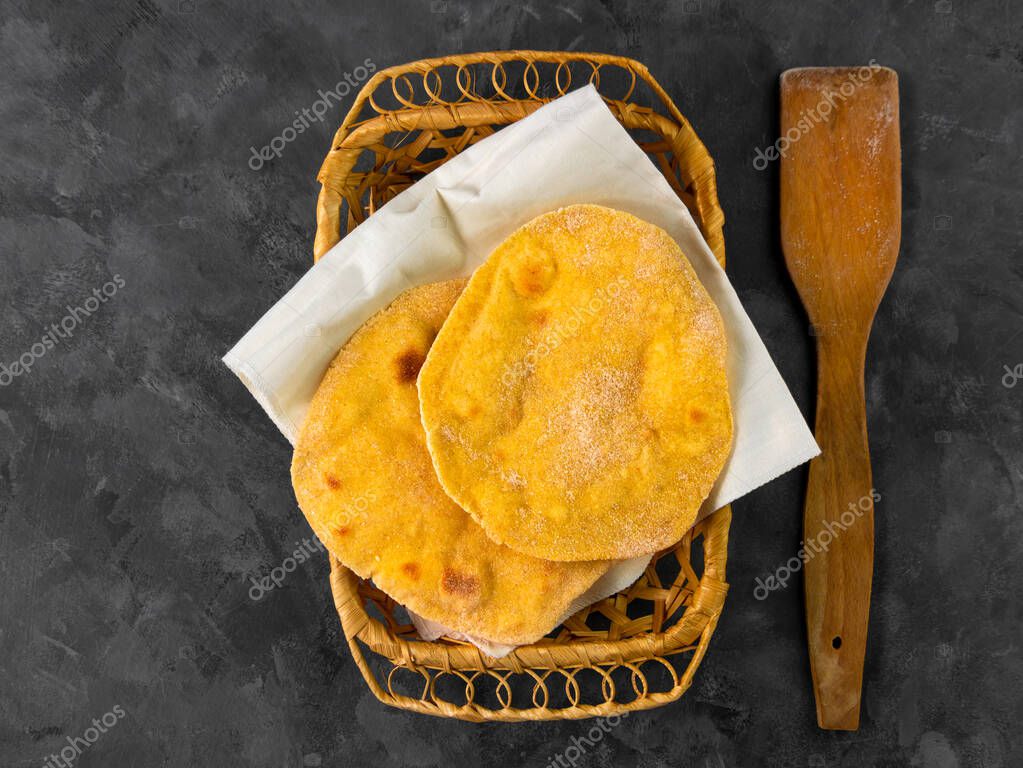 Comida casera de pan plano de maíz sin gluten. Envoltura de tortilla ...