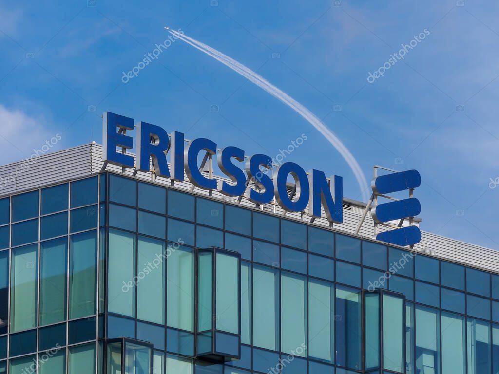 Gran letrero Ericsson en el techo de un edificio en un día soleado. La marca Ericsson o logotipo ...