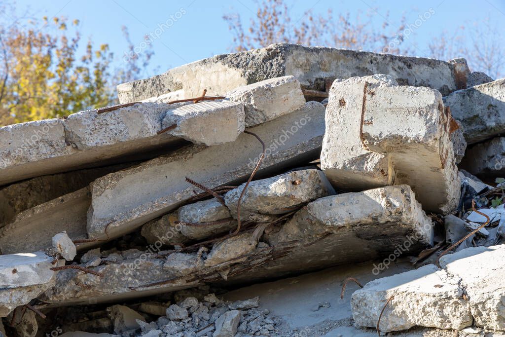 Fragmentos de un edificio de hormigón destruido. Los restos de un ...