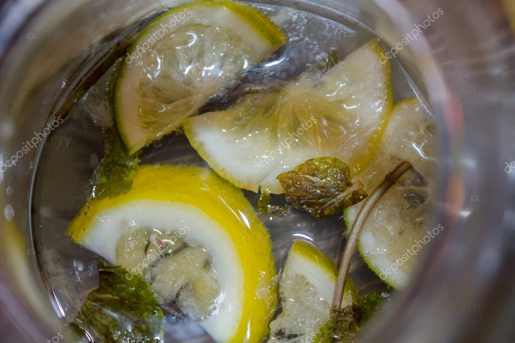 limón cortado en rodajas en un decantador. Limonada con frutas. Limón ...