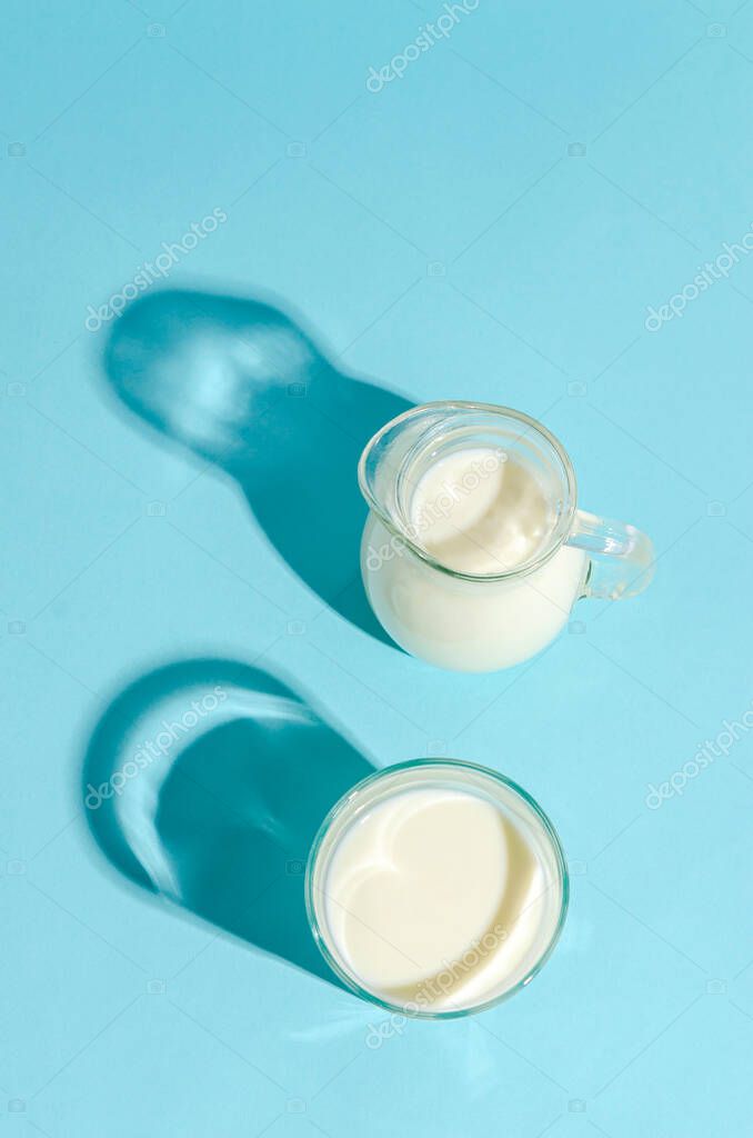 Kéfir en un vaso de precipitados sobre un fondo azul con espacio para ...