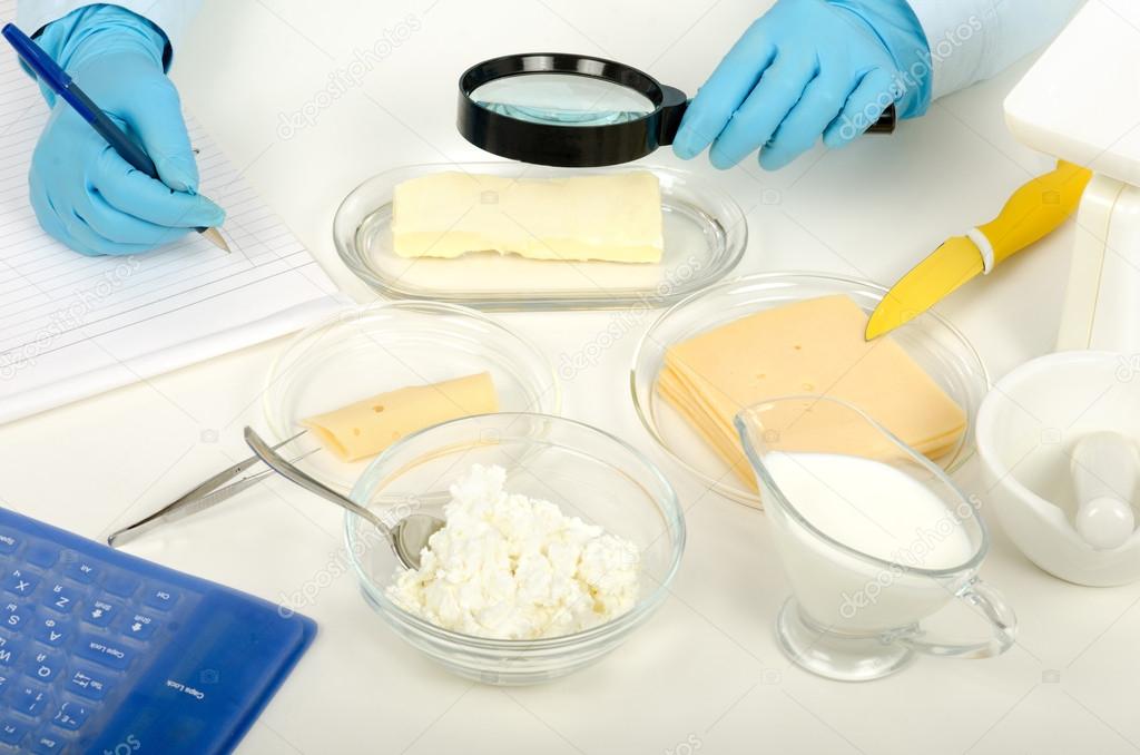 Manos inspeccionando la mantequilla en el laboratorio fitocontrol 2025