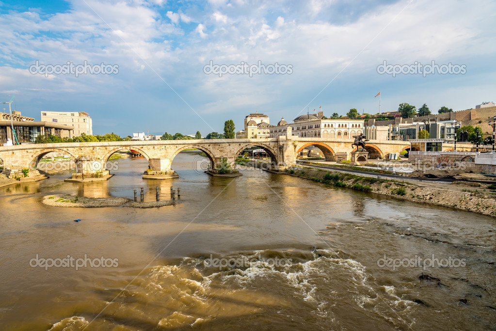 vardar fiume con ponte vecchio — Foto Stock © milosk50 #51014539