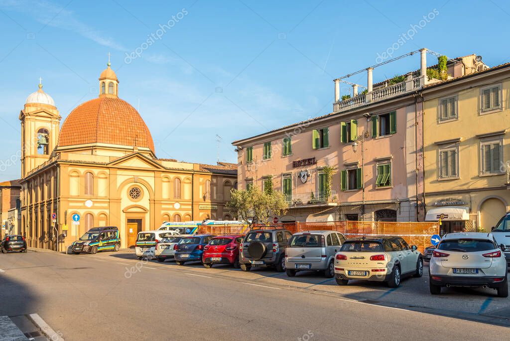 PONTEDERA, ITALIA - SEPTIEMBRE 10,2021 - Vista a la Iglesia de ...
