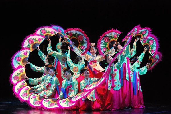 Female performer of traditional Korean dance – Stock Editorial Photo ...