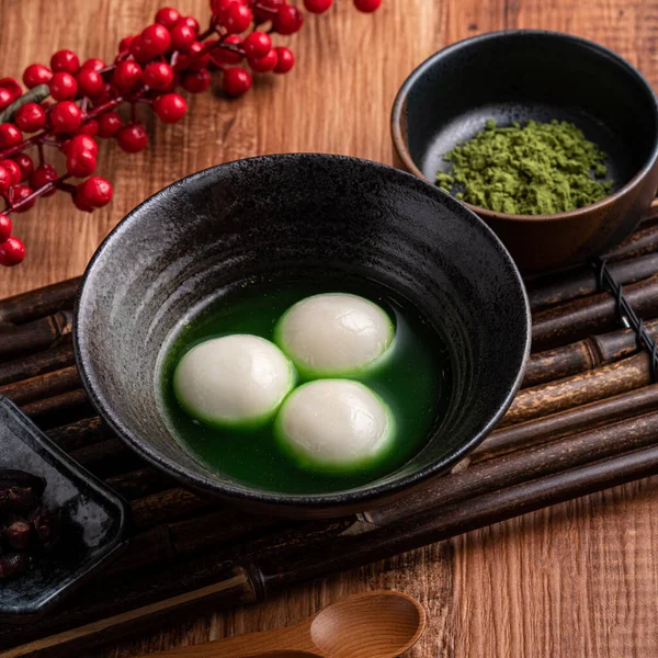 Primer plano de matcha grande tangyuan (tang yuan) con sopa de matcha ...