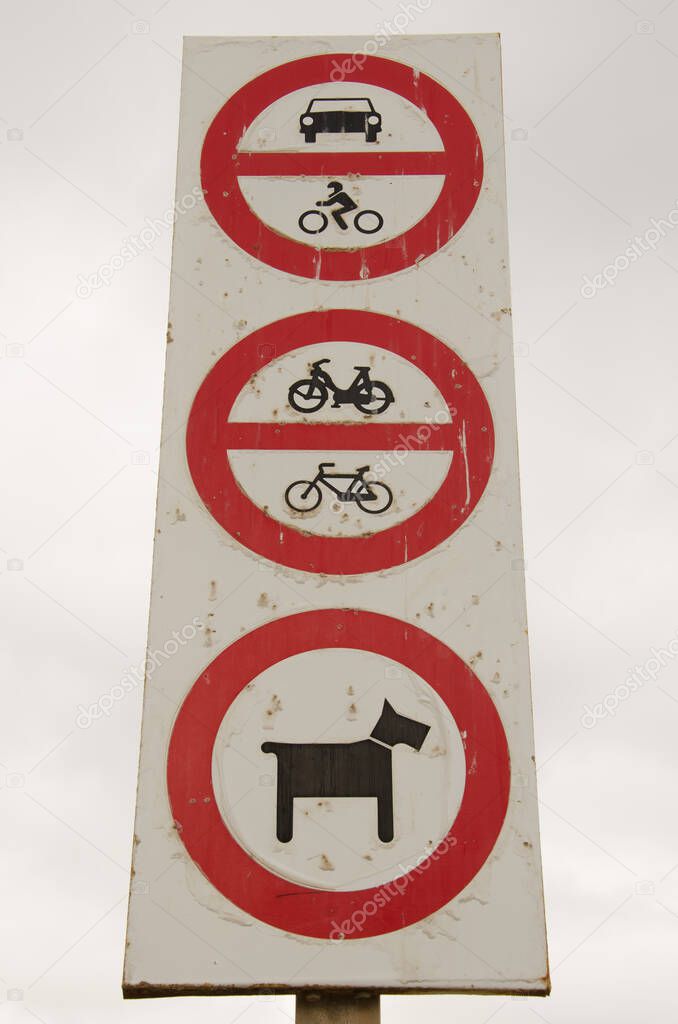 Signos de prohibición en un parque. 2022