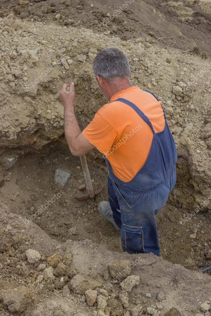 Trabajador con una pala en busca de alcantarilla perdida después de ...