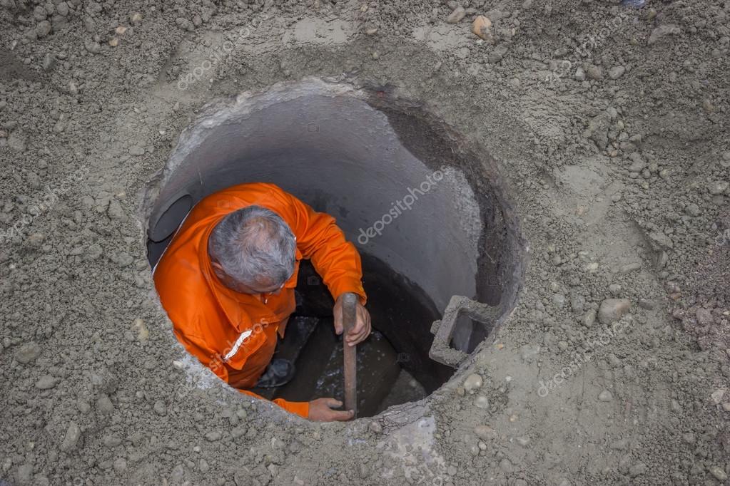 Working in a manhole, worker inside a manhole 4 — Stock Photo ...