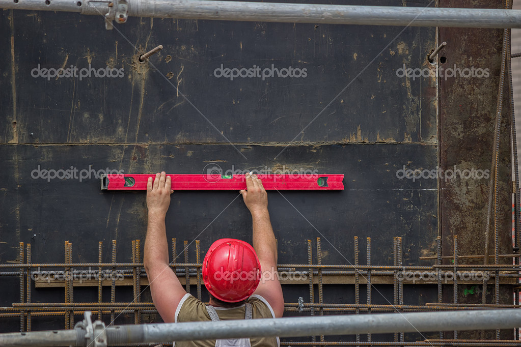 constructor trabajador marcando línea recta en la pared 2 2022