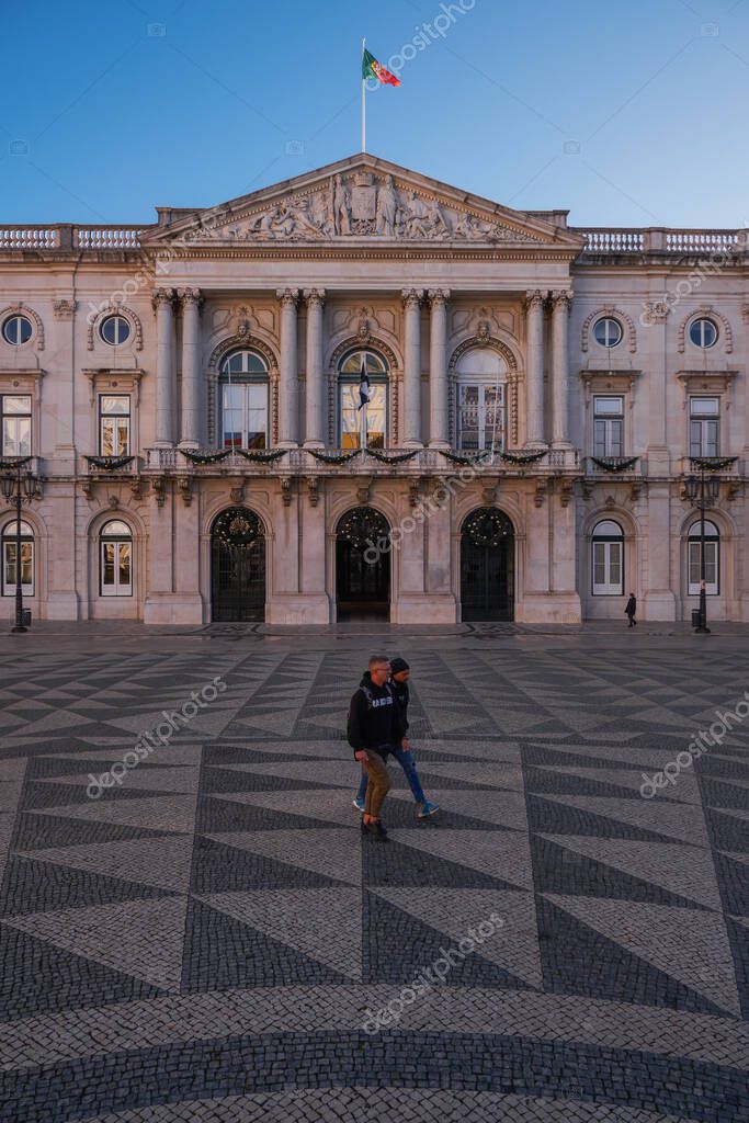 La fachada del Ayuntamiento de Lisboa con la bandera portuguesa ...