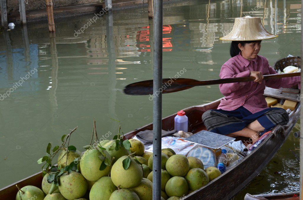 Boat with pomelos at the floating market — Stock Editorial Photo ...