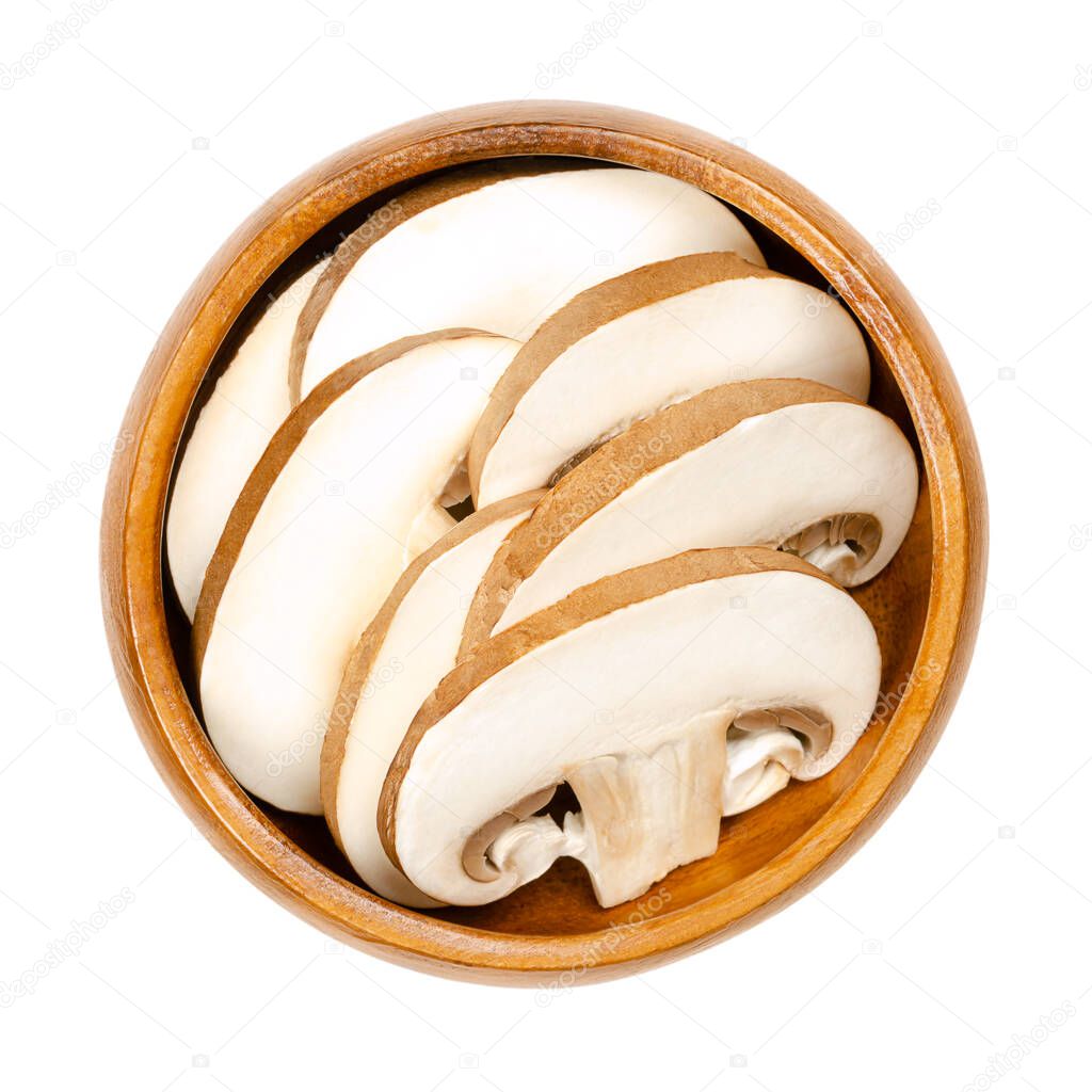 Champiñones marrones, en rodajas de champiñones crudos y jóvenes en un ...