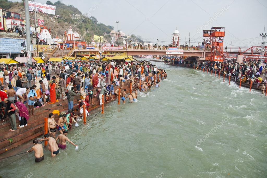 Pueblo indio bañarse en el rio Ganges durante celebración kumbha mela ...