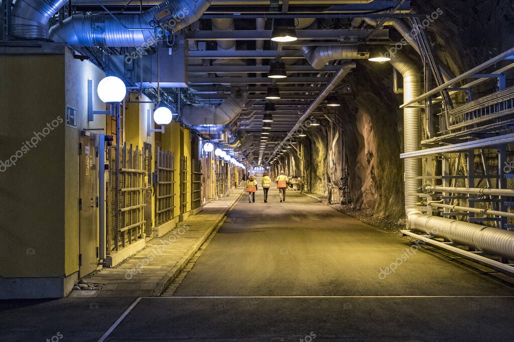Estocolmo, Suecia Visitantes caminando en un túnel subterráneo en la ...