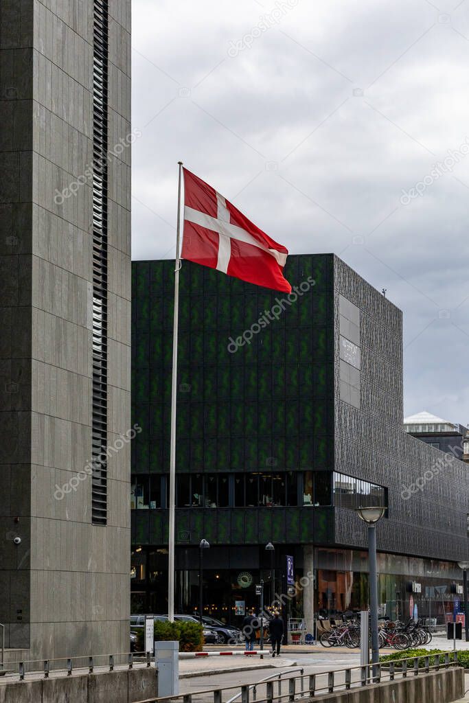 Copenhague, Dinamarca Una gran bandera danesa en el distrito de ...