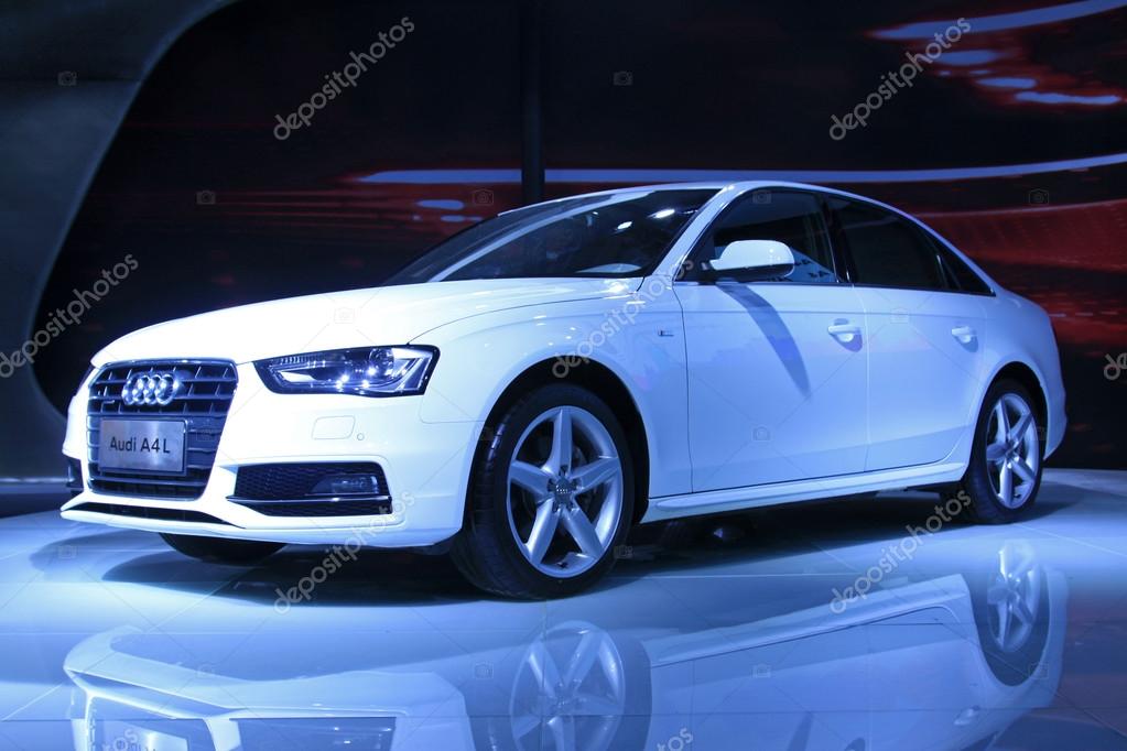 Branco Audi A4 sedan em exposição em uma loja de vendas de automóveis ...