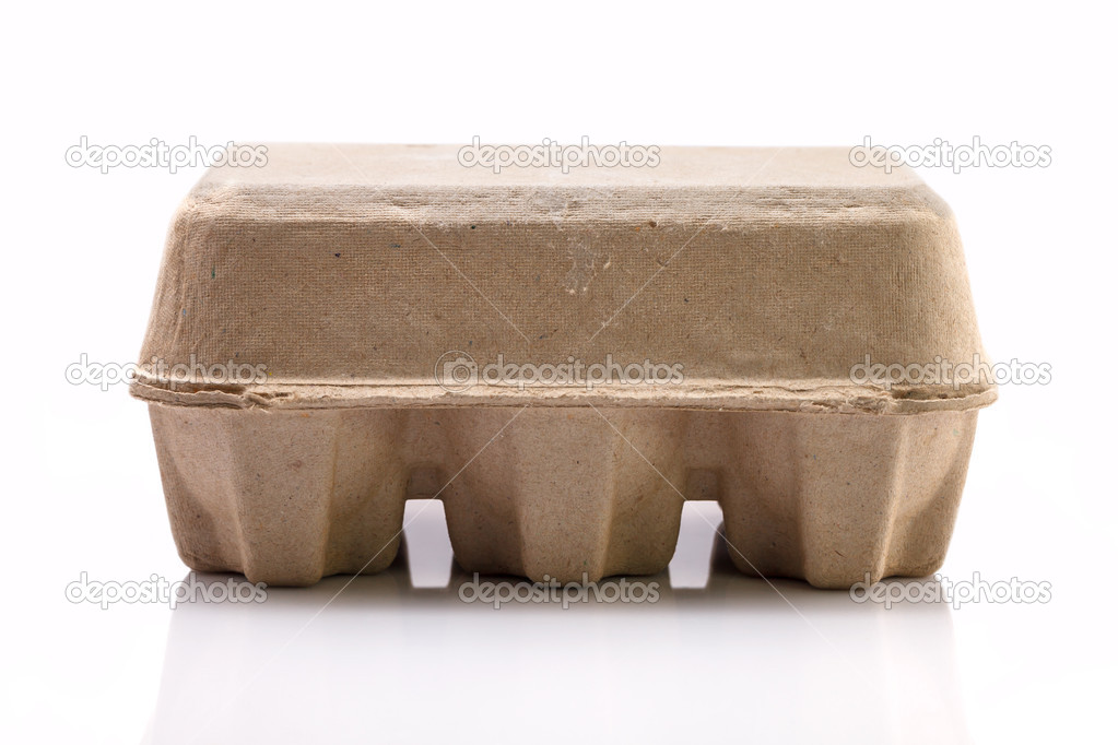 Huevos en un cartón de huevo sobre un fondo blanco 2022