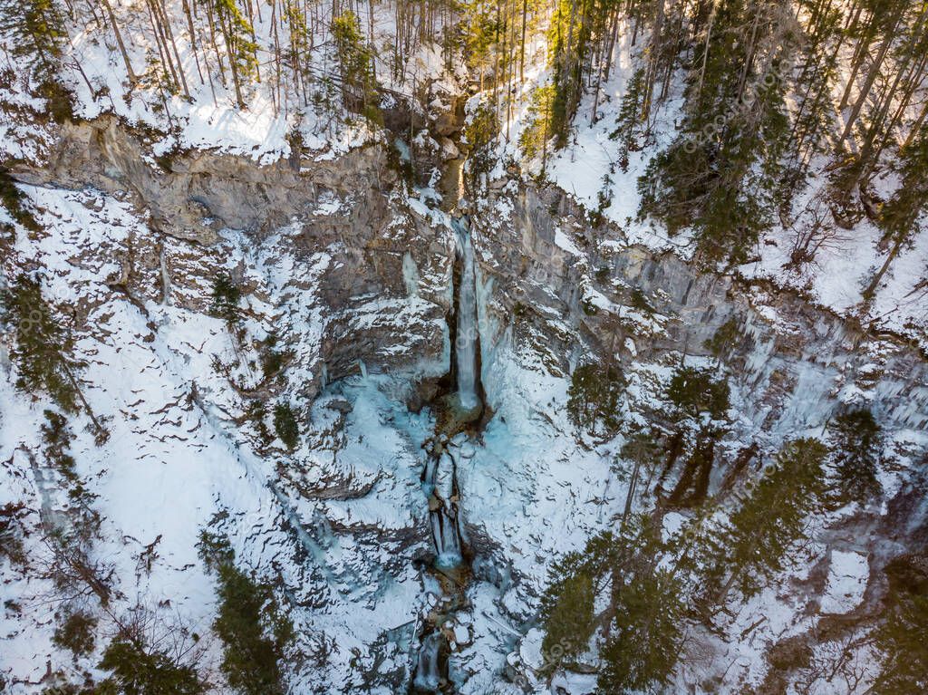 Espectacular vista desplegable de la cascada que cae sobre la cornisa ...