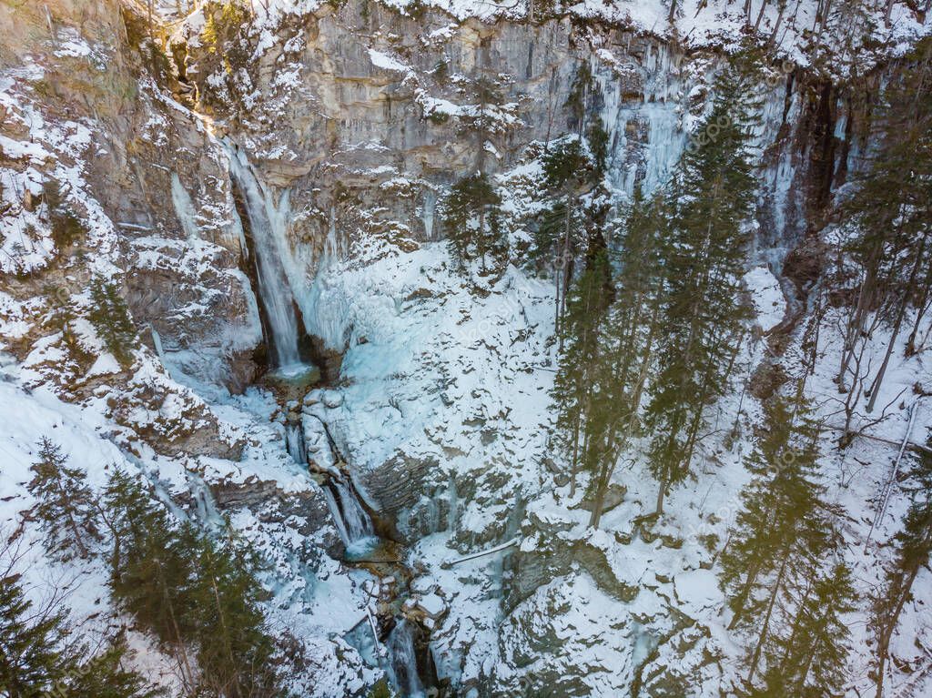 Espectacular vista desplegable de la cascada que cae sobre la cornisa ...