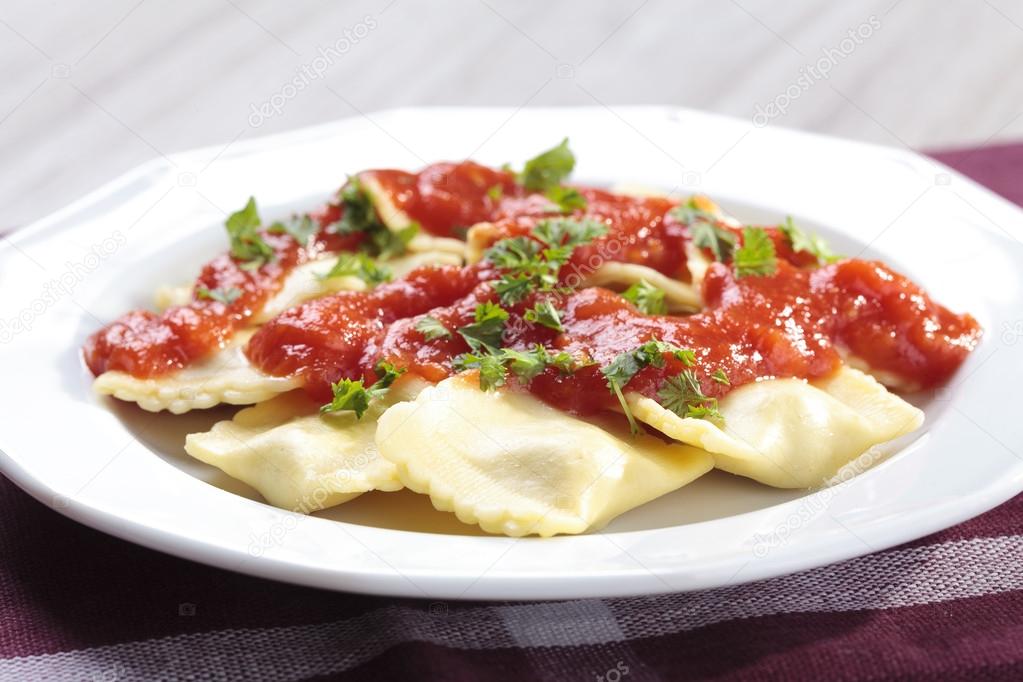 porción de ravioles con salsa de tomate — Foto de stock © gkrphoto ...