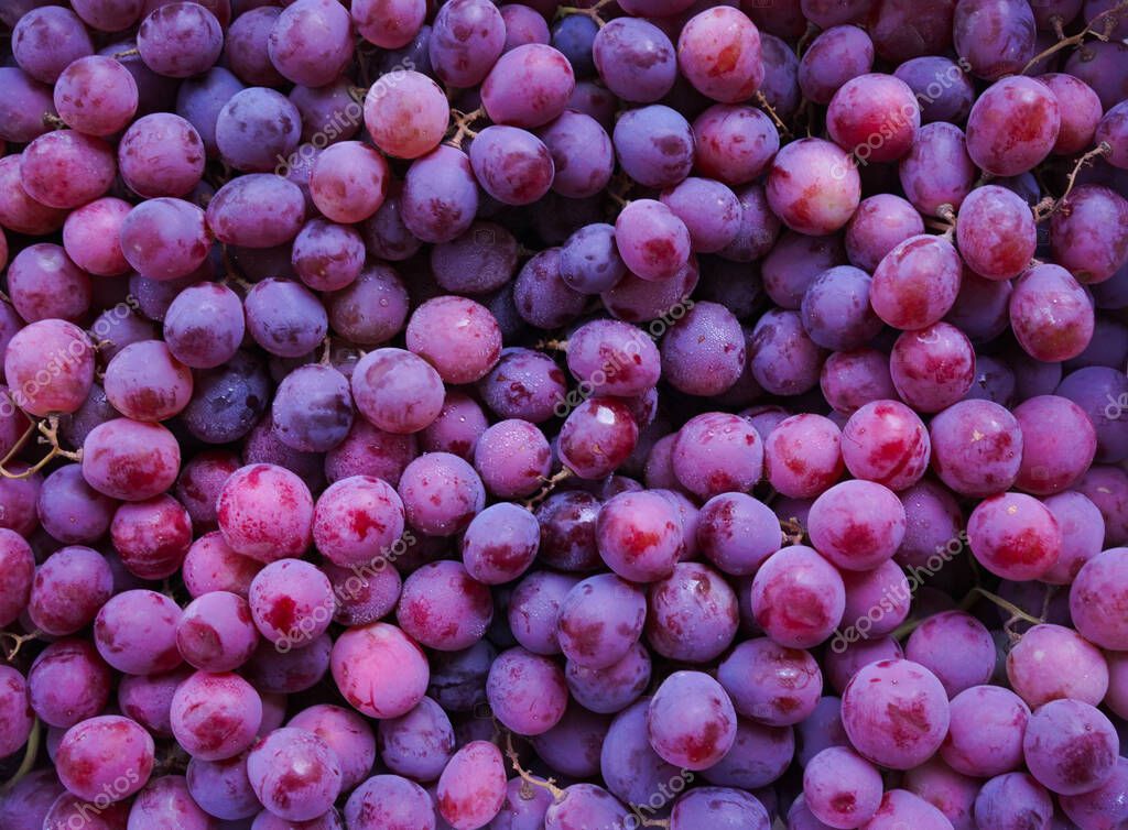 Primer plano de fondo de uvas rojas dulces orgánicas crudas, textura de ...