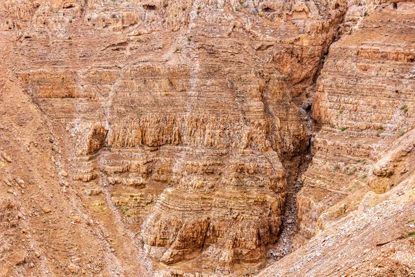 Cañón de montaña en el desierto con rastros de flujos de lodo y ...