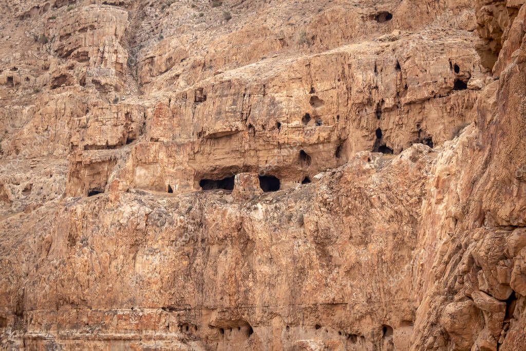 Pared vertical del cañón. Se puede ver la estructura en capas y cuevas ...