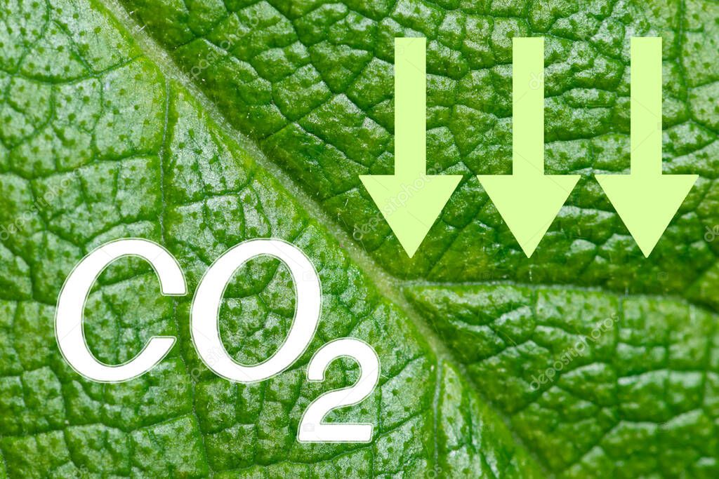 Signo de dióxido de carbono de CO2 y flechas hacia abajo sobre el fondo ...