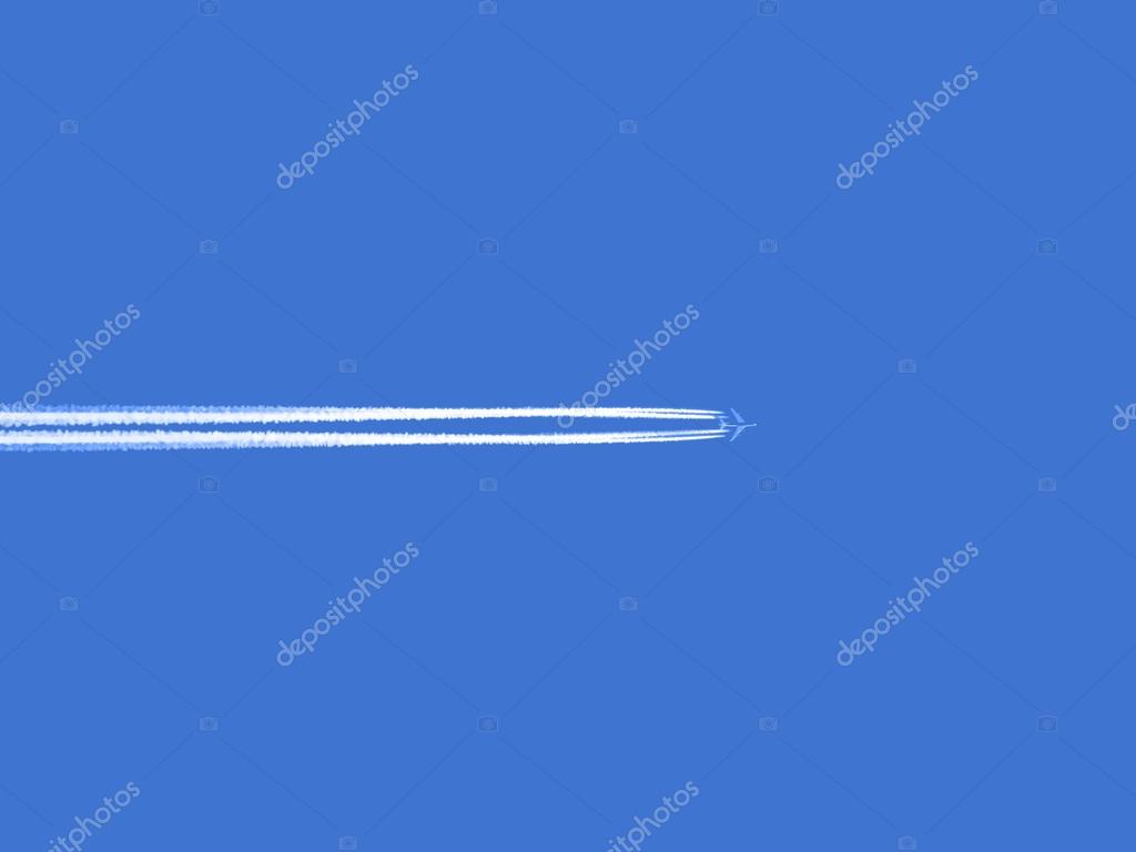 Avión volando alto en el cielo 2023