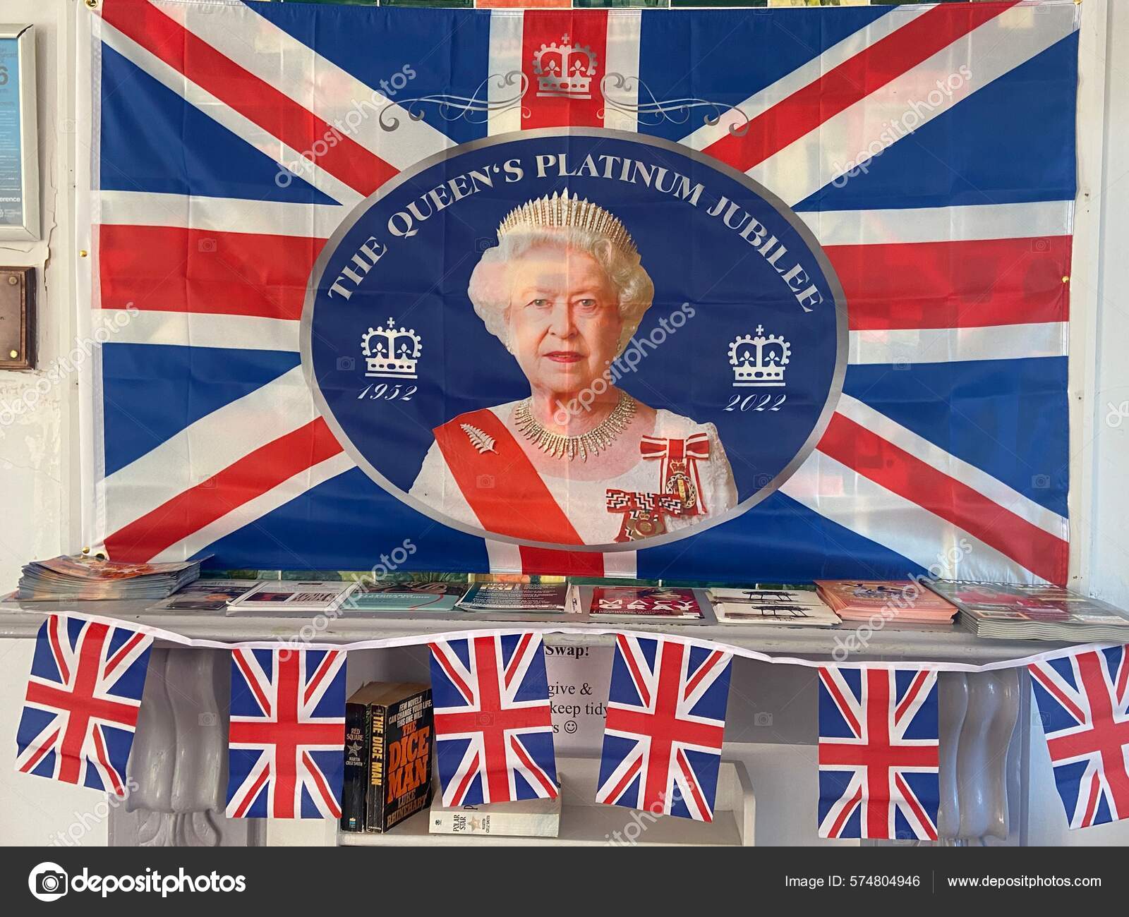 London 2022 Platinum Jubilee Display Union Jack Flag Queen Elizabeth ...