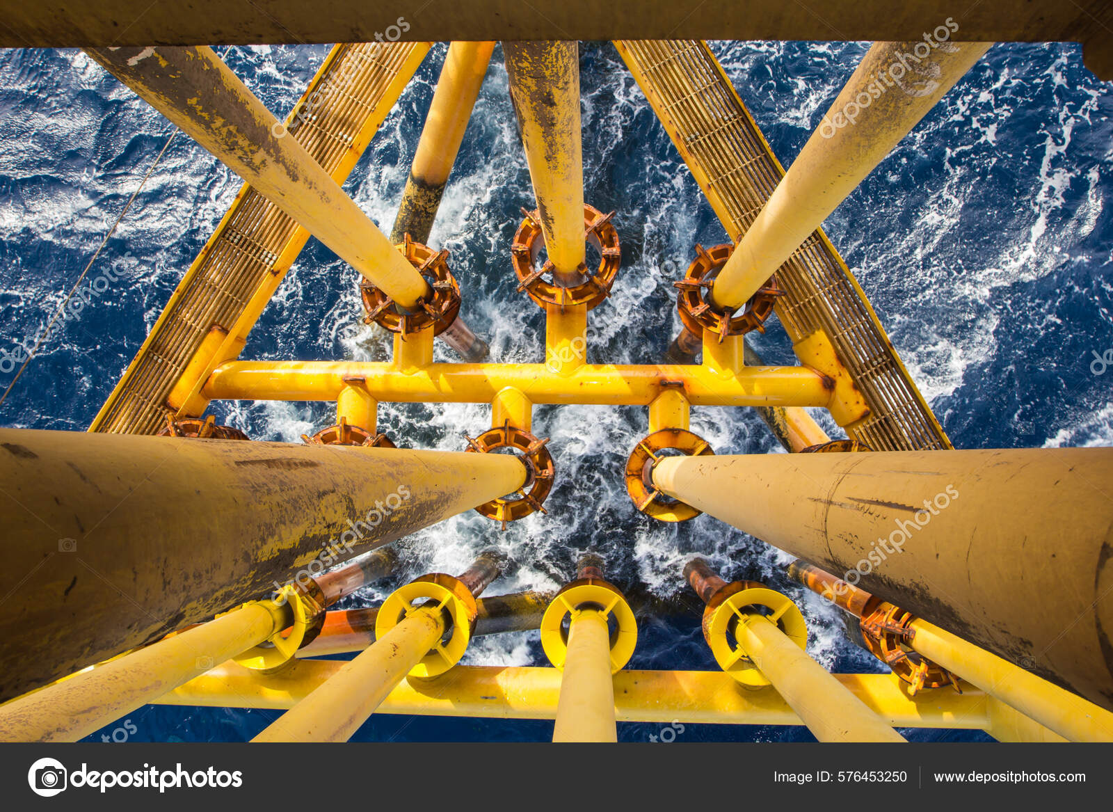 Offshore Pipe Drill Yellow Gas Production Petroleum Pipeline Waves Sea ...