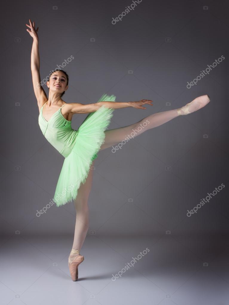 Female ballet dancer Stock Photo by ©handmademedia 29902103