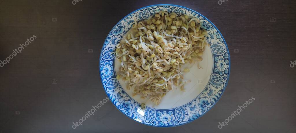 Remover los brotes de frijol fritos del autocultivo Remover fritos con ...