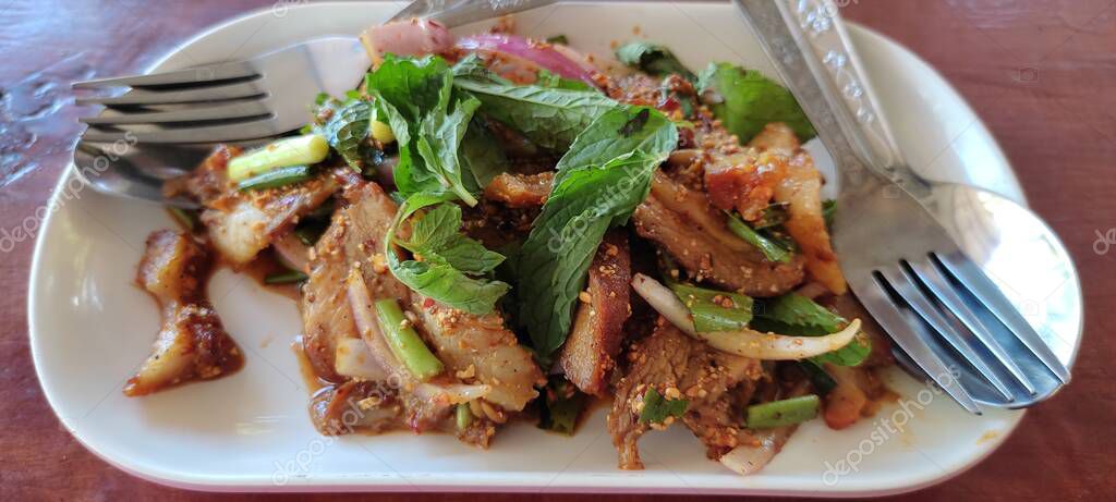 Cuello de cerdo a la parrilla Nam Tok, un plato tailandés picante con ...