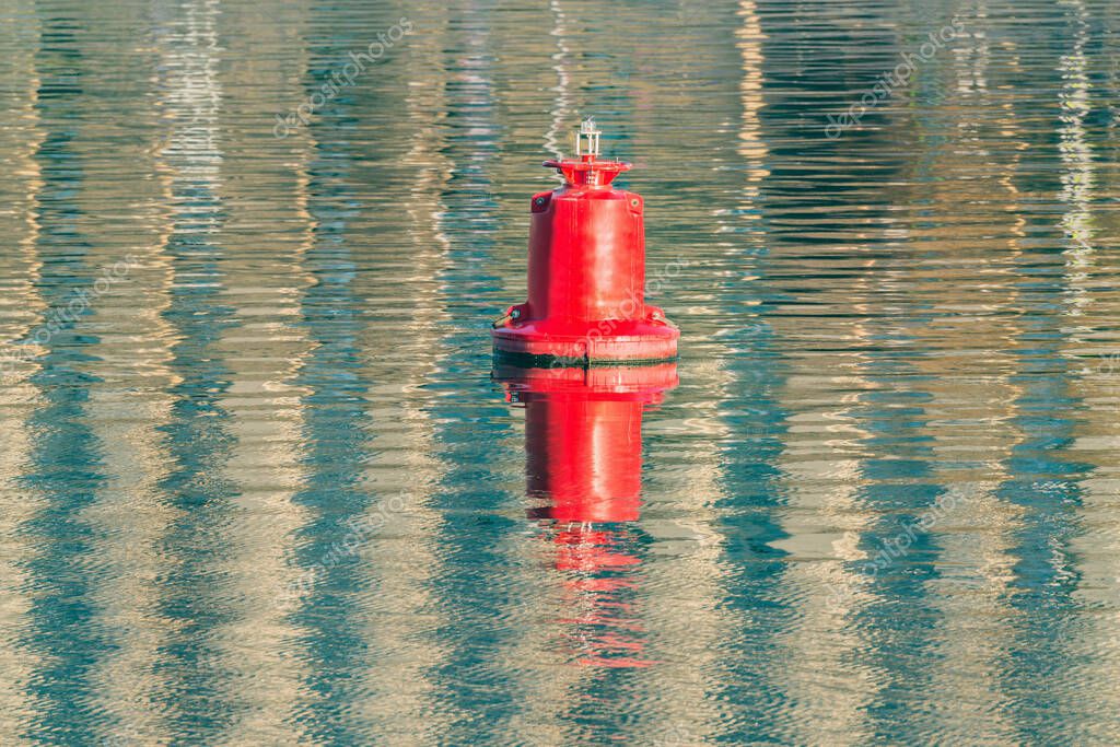 Boya flotante de navegación roja en la superficie del agua del río. 2022