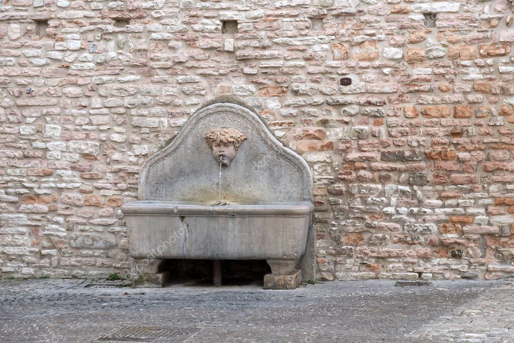 Fermignano, Italia: fuente antropomórfica símbolo de la ciudad al pie ...
