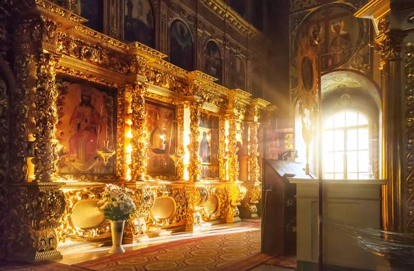 El iconostasio de oro de la Catedral de la Asunción del Monasterio Joseph-Volotsky en Teryaevo ...