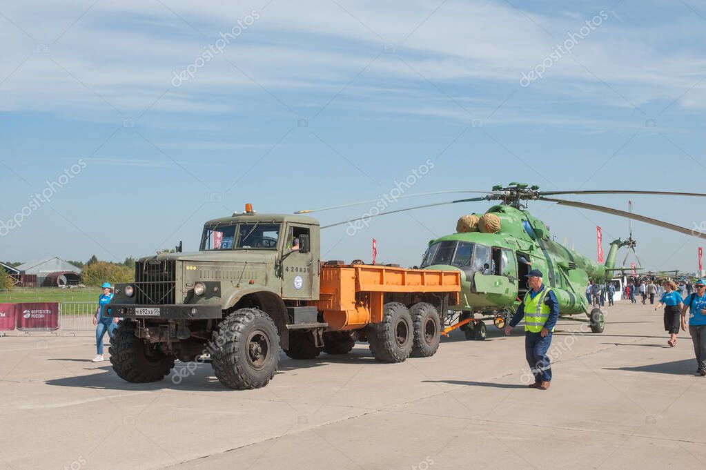 Zhukovsky, RUSIA - 29 de agosto de 2019: El transporte en camión KrAZ-255B del transporte ...
